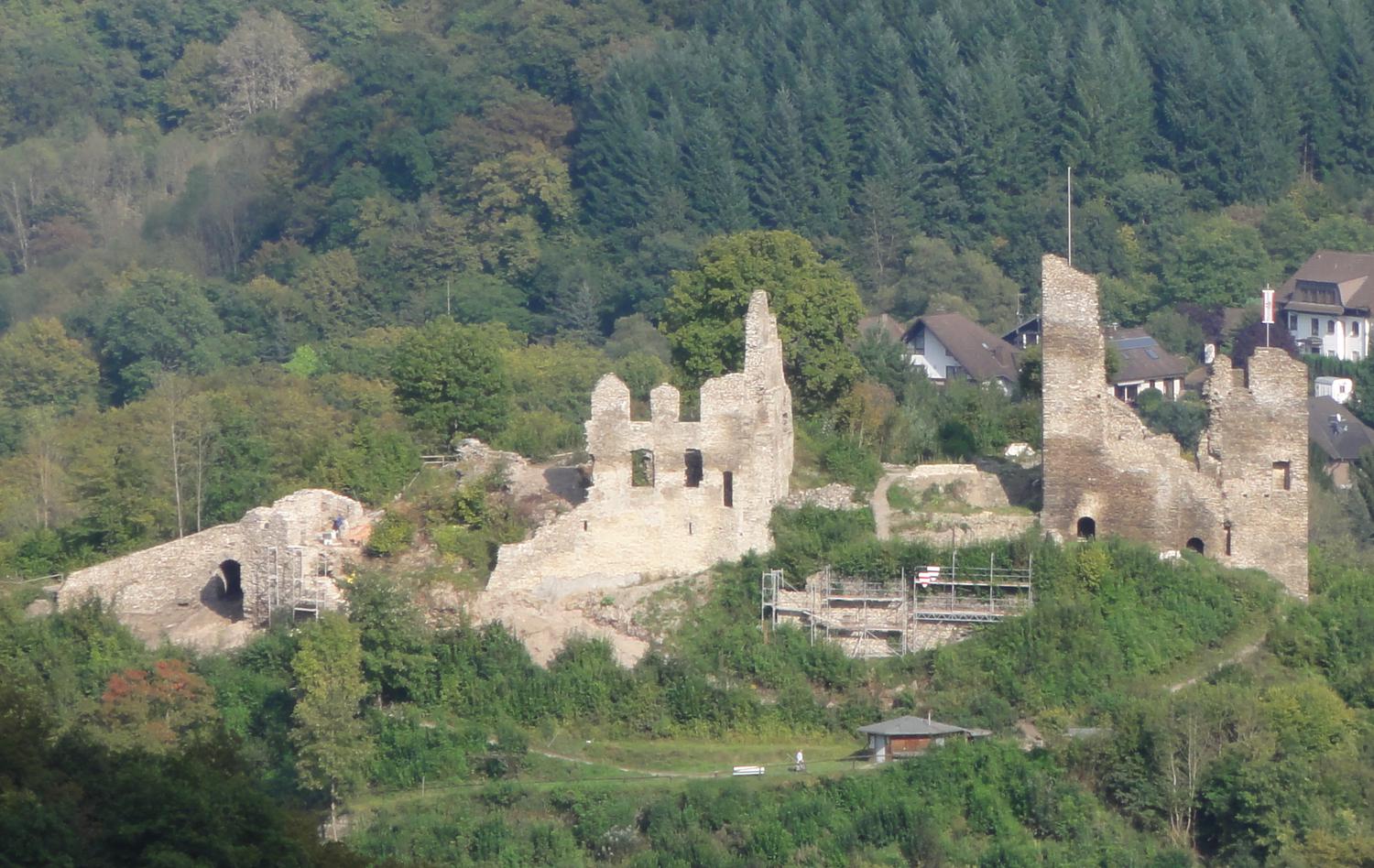 Organisation - Burgruine Isenburg - Neues Geländer am Burgaufgang ...